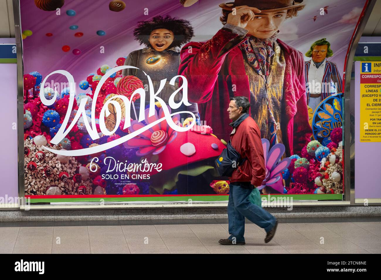 Affiche wonka 2023 Banque de photographies et d’images à haute résolution - Alamy