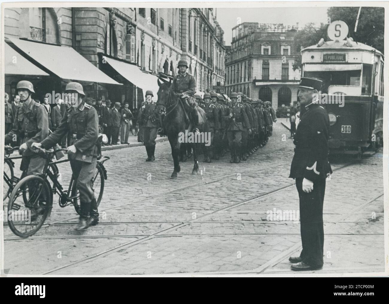 Bordeaux (France), 1942. La Seconde Guerre mondiale Une colonne d ...