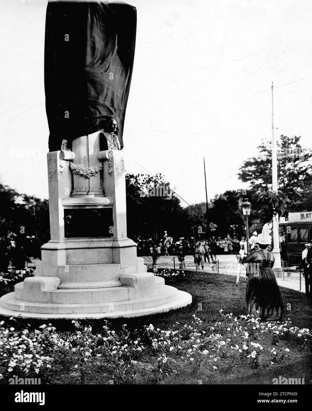 06/24/1913. Le monument aux Chisperos. SAR Doña Infante Isabel tirant ...