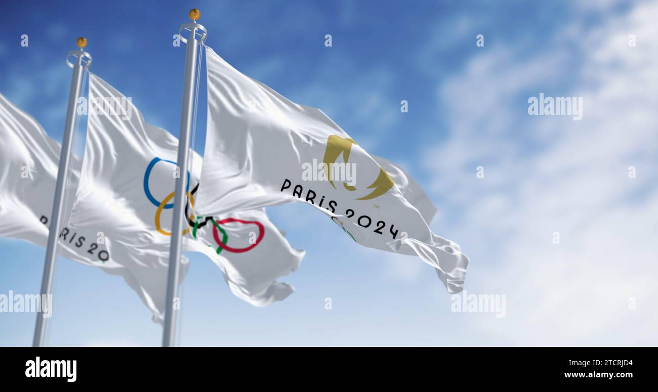 Paris, FR, 12 2023 octobre : Paris 2024 et les Jeux Olympiques drapeaux ...