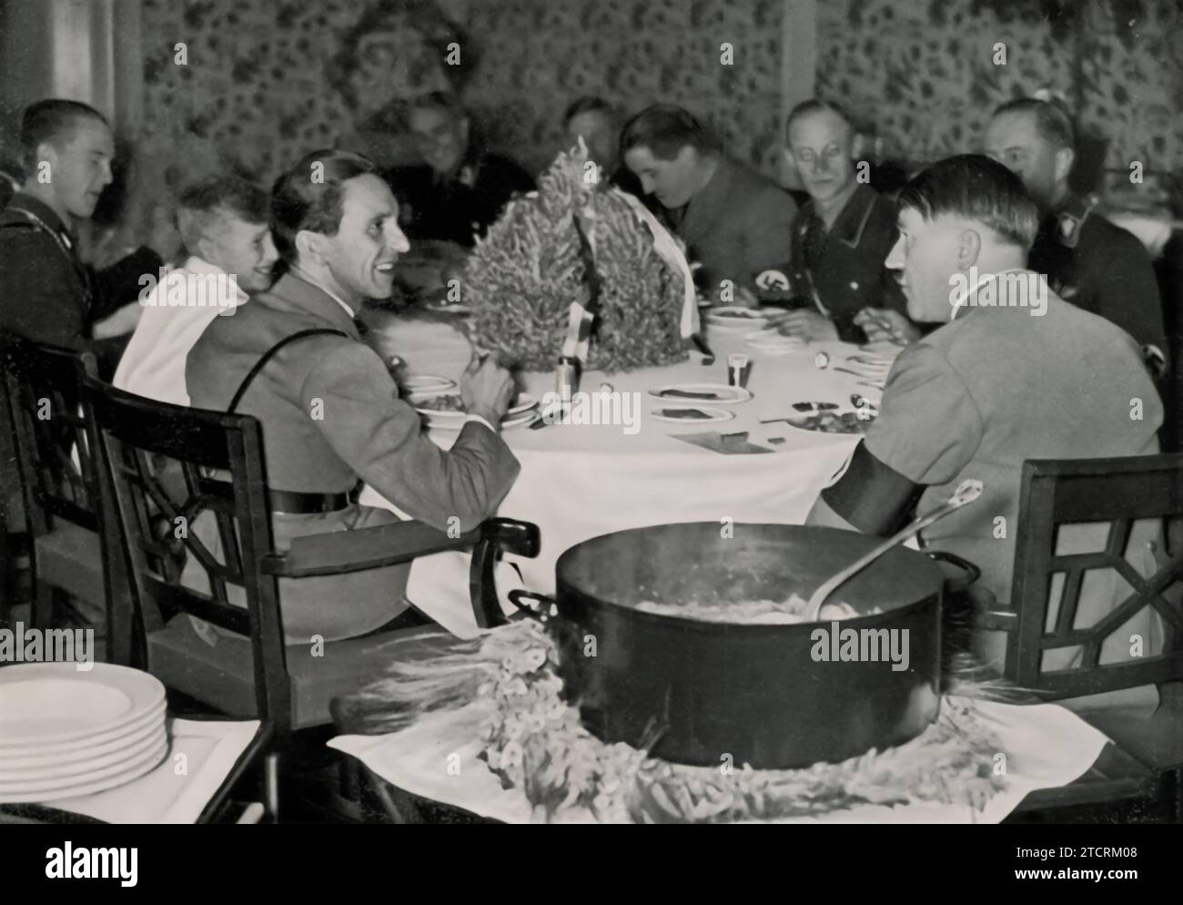 Adolf Hitler est présenté dans un cadre qui représente la promotion par ...