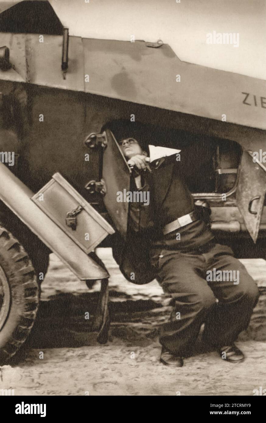 Un soldat allemand est capturé entrant dans un véhicule blindé de ...