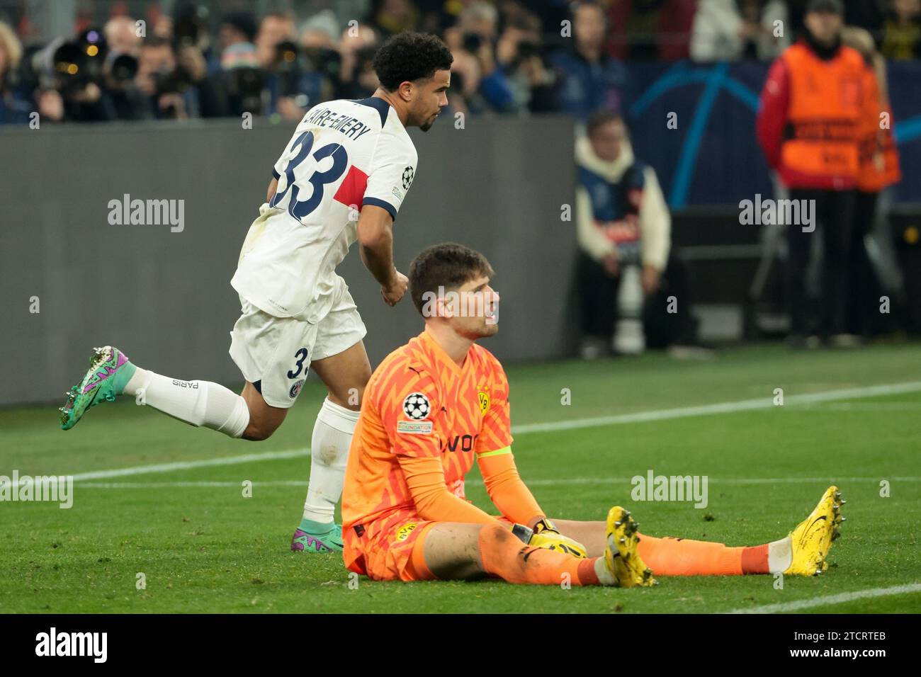 Warren Zaïre-Emery du PSG célèbre son but tandis que le gardien de but ...