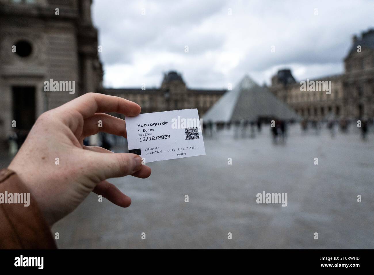 Illustration d'un billet pour le Louvre à Paris, France le 12 décembre 2023. Visiter le Louvre ...
