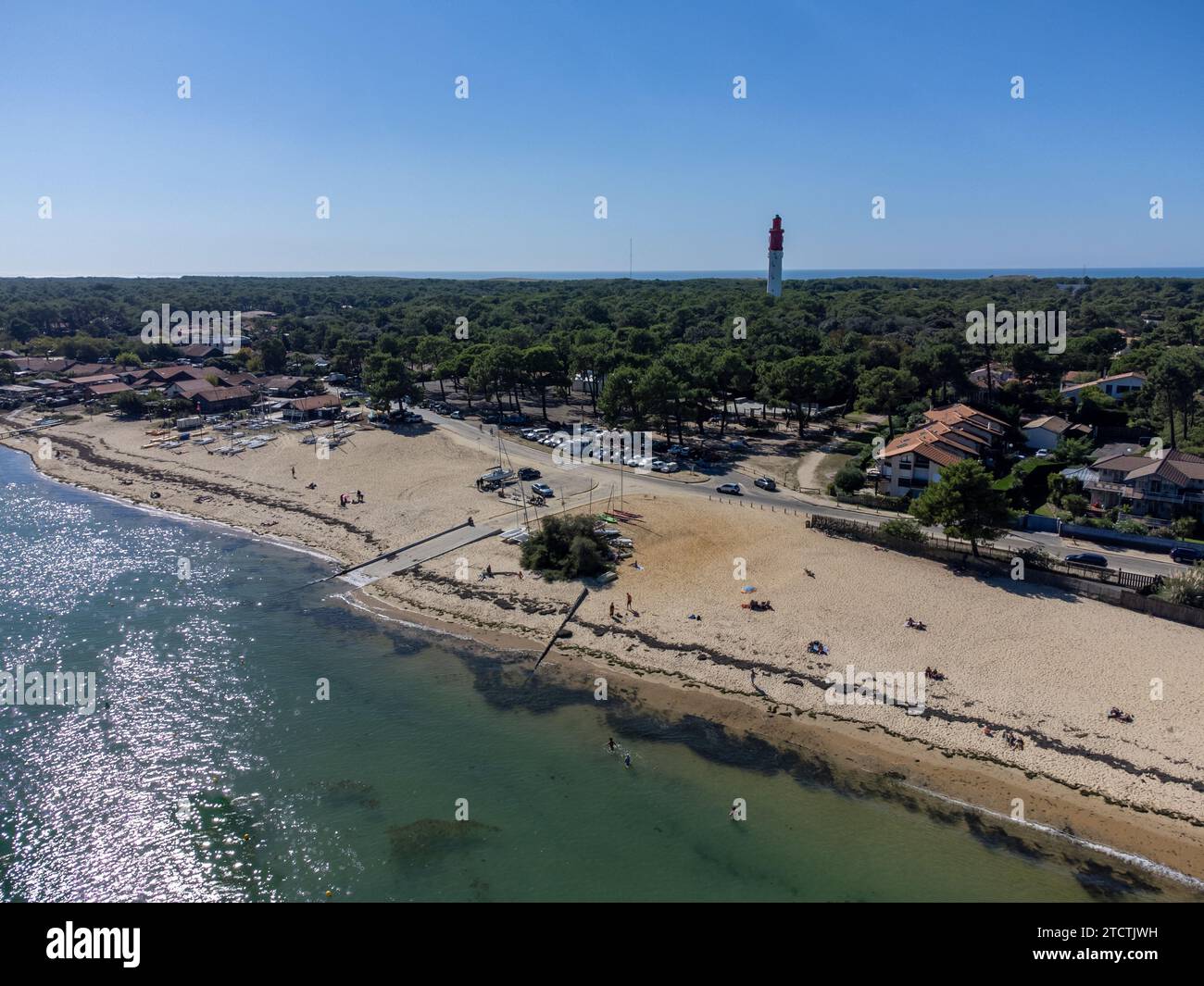 Vue aérienne sur le bassin d'Arcachon avec de nombreux bateaux de pêcheurs et élevages d'huîtres ...