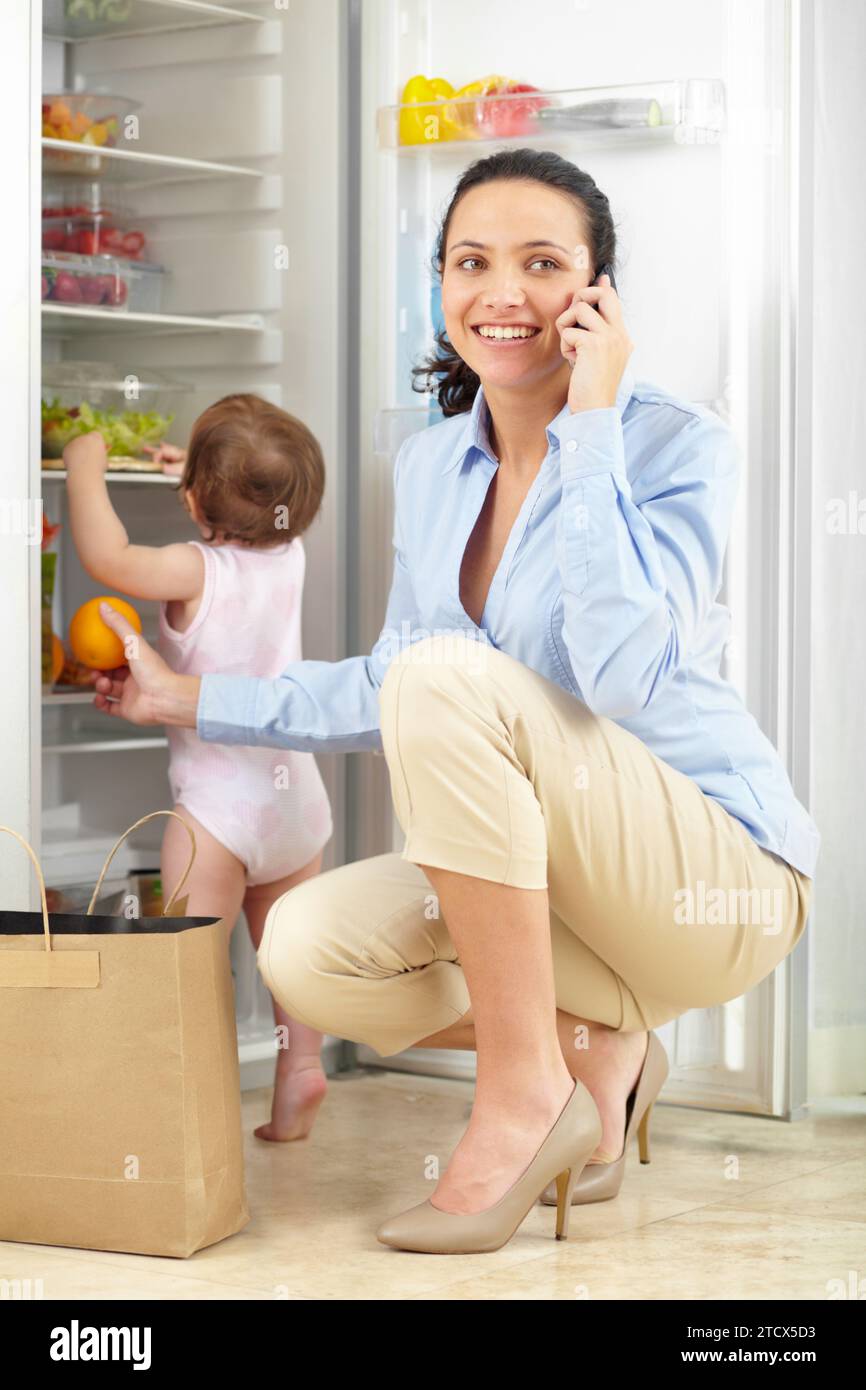 Appel téléphonique, épicerie et mère à la maison avec enfant au ...