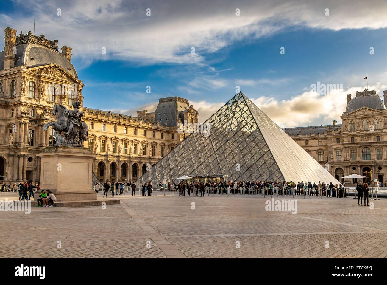 La pyramide du Louvre est une grande structure de verre et de métal la ...