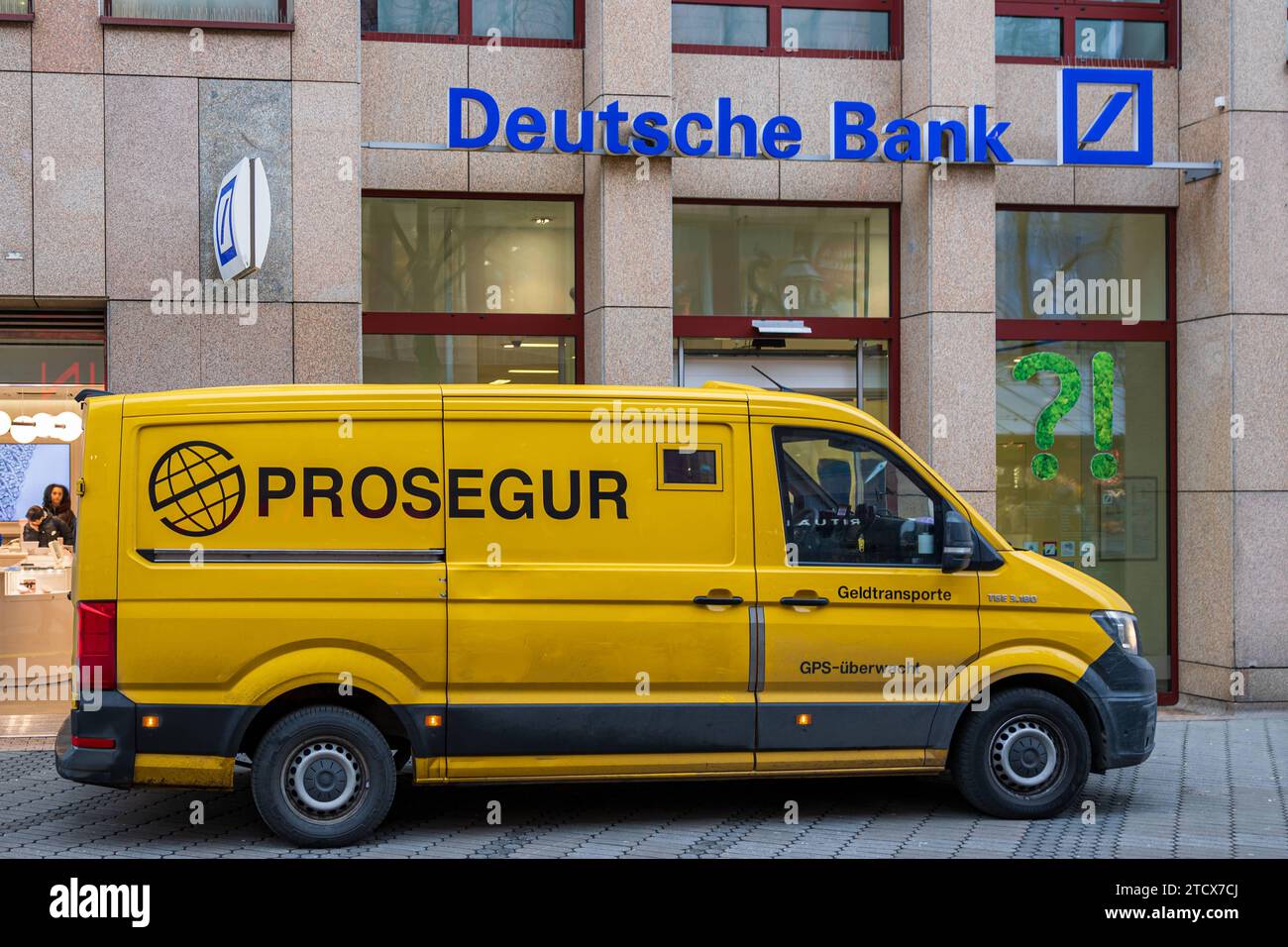 Eine Prosegur Geldtransport parkt in der Nürnberger Innenstadt in der Karolinenstraße vor einer ...