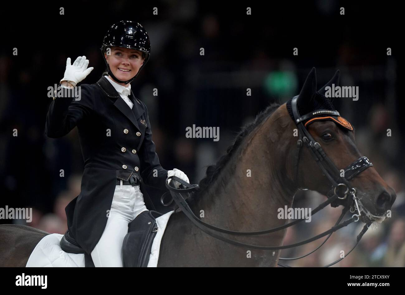 Blue hors Zatchmo monté par Caroline Chew React de Singapour après leur ...