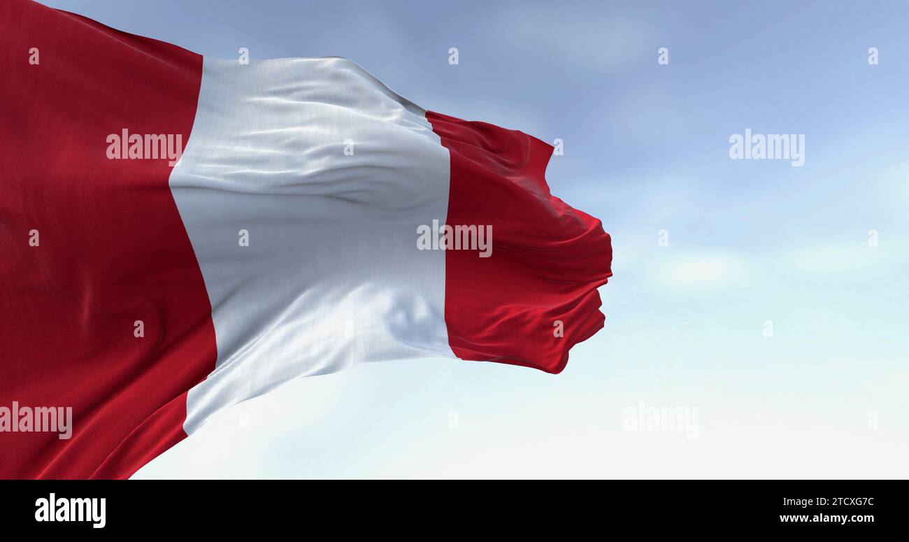 Drapeau national du Pérou agitant dans le vent par temps clair. Tri ...
