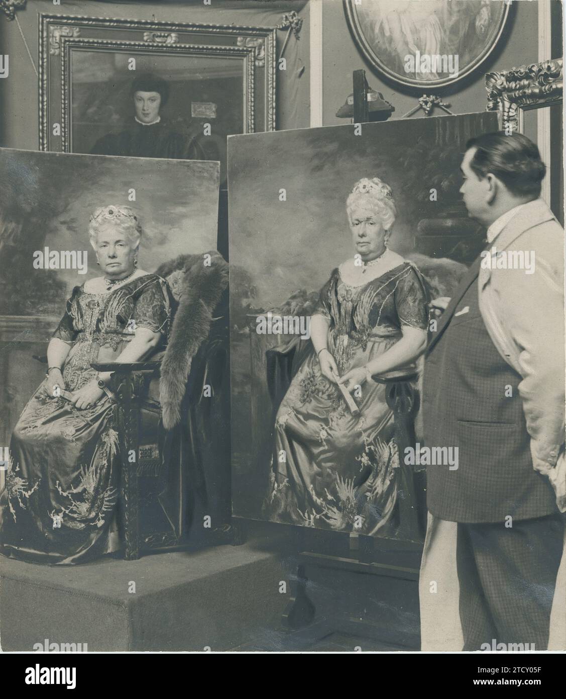 Madrid, février 1919. L'Infante Doña Isabel pose pour le peintre Béjar ...