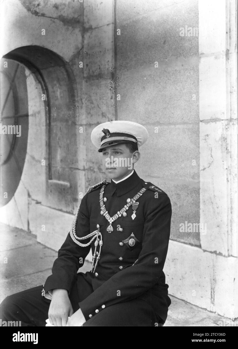 Don Juan de Borbón porte pour la première fois l'uniforme d'aspirant à ...