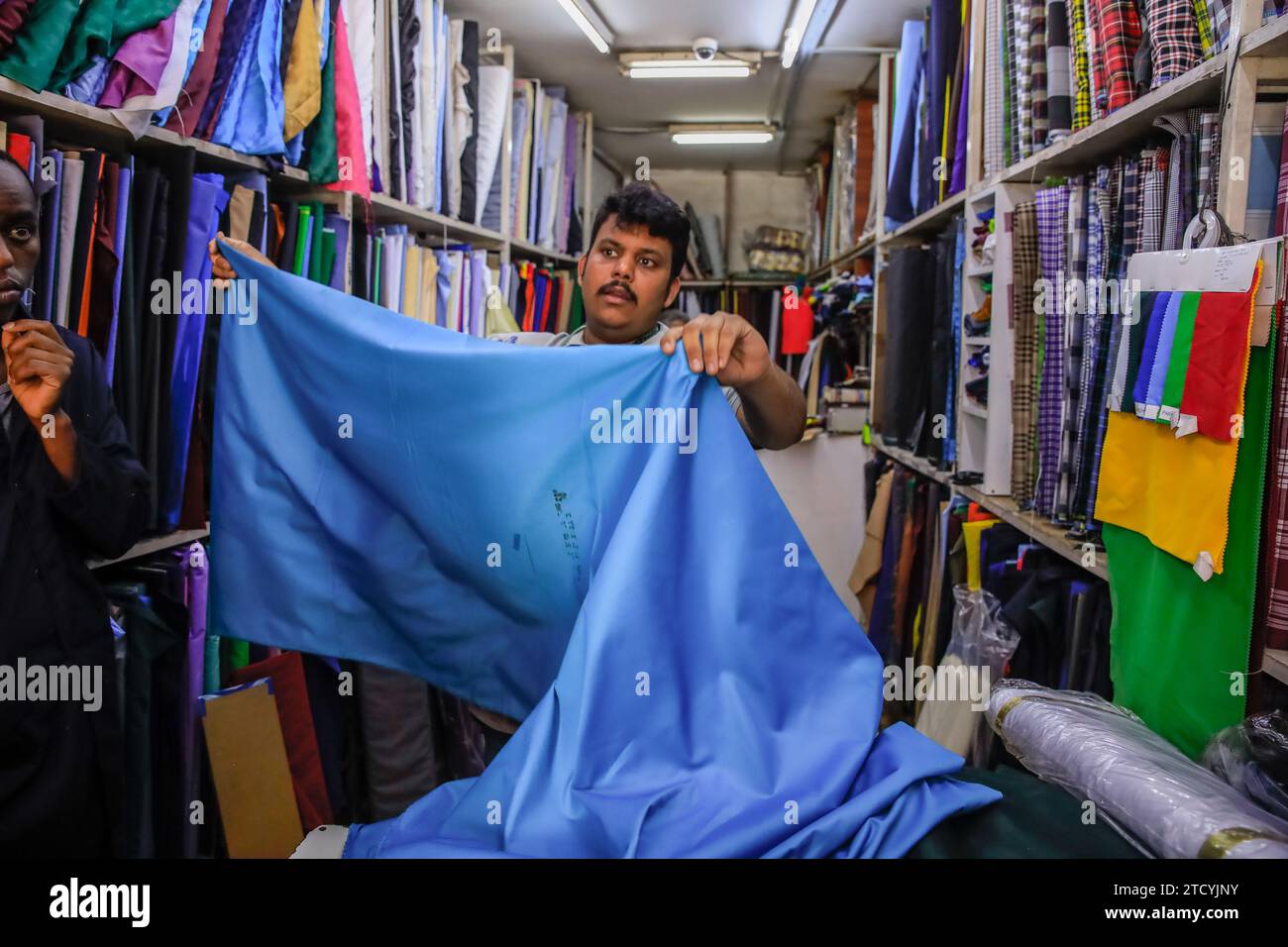 Les commerçants vendent leurs produits textiles dans un magasin de ...
