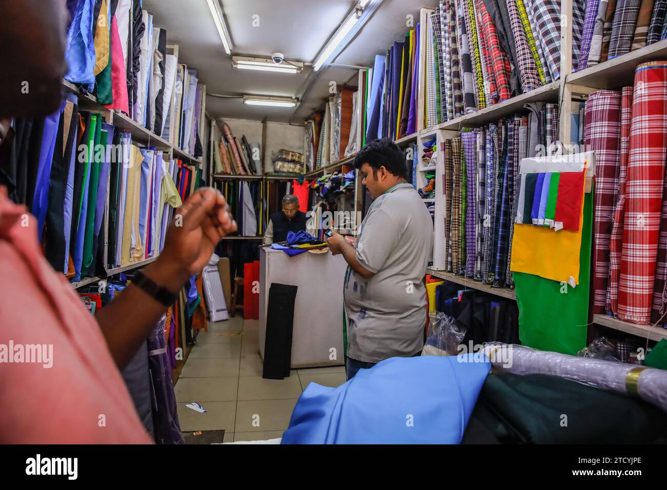 Les commerçants vendent leurs produits textiles dans un magasin de ...