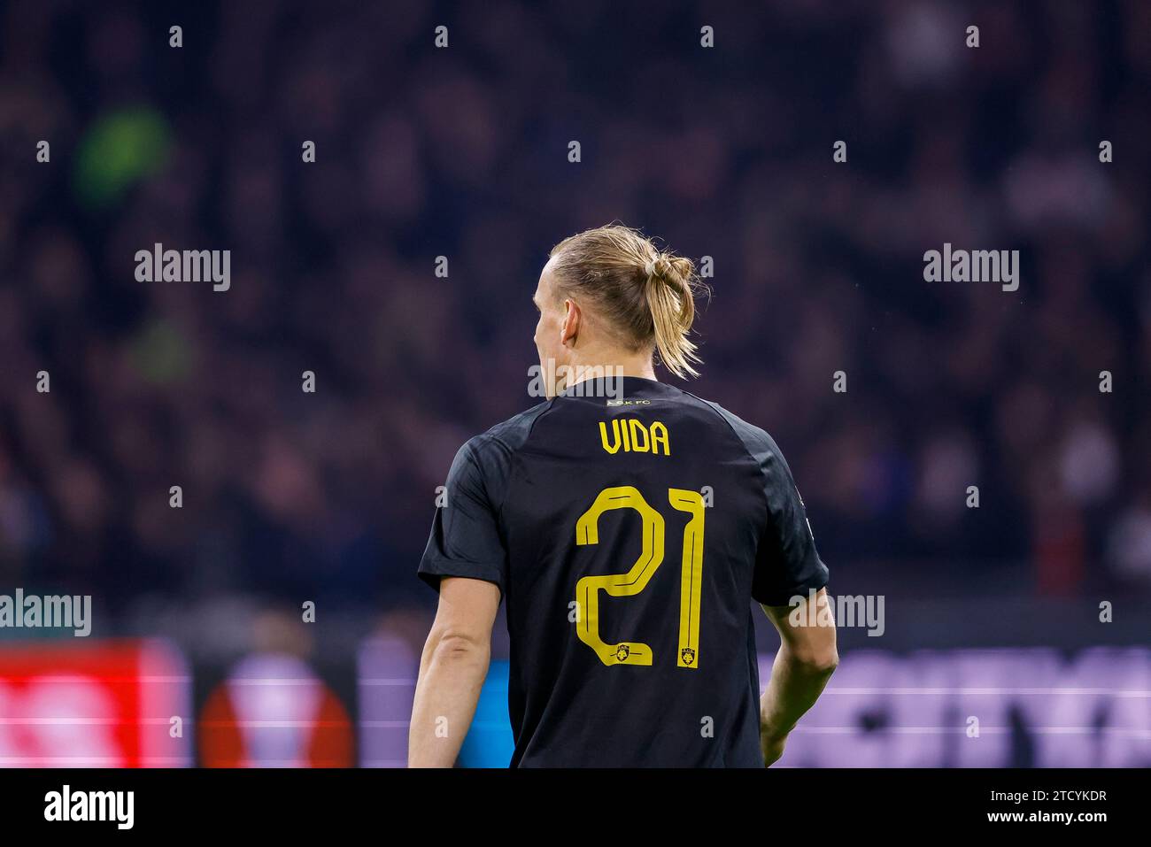 AMSTERDAM, PAYS-BAS - DÉCEMBRE 14 : Domagoj Vida (AEK Athene) se penche ...