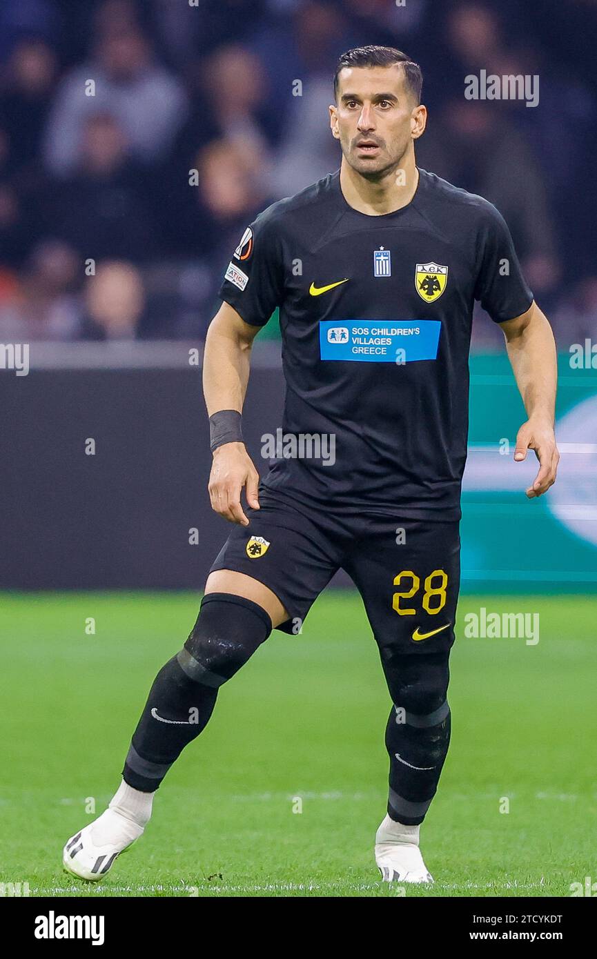 AMSTERDAM, PAYS-BAS - DÉCEMBRE 14 : Ehsan Hajsafi (AEK Athene) regarde ...