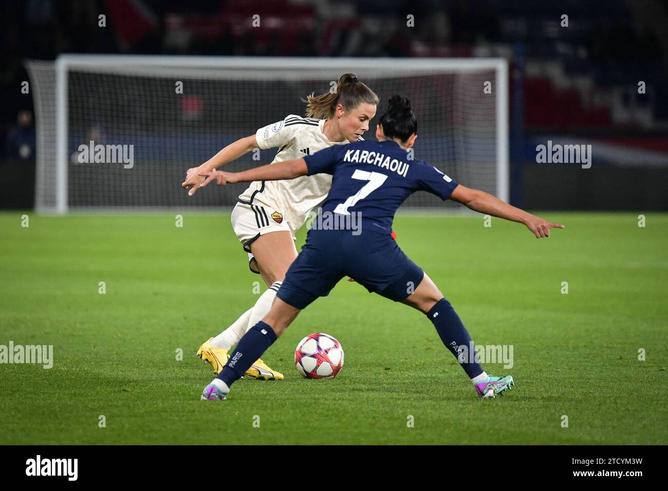 Emilie Haavi (L) se bat pour le ballon lors du match de football ...