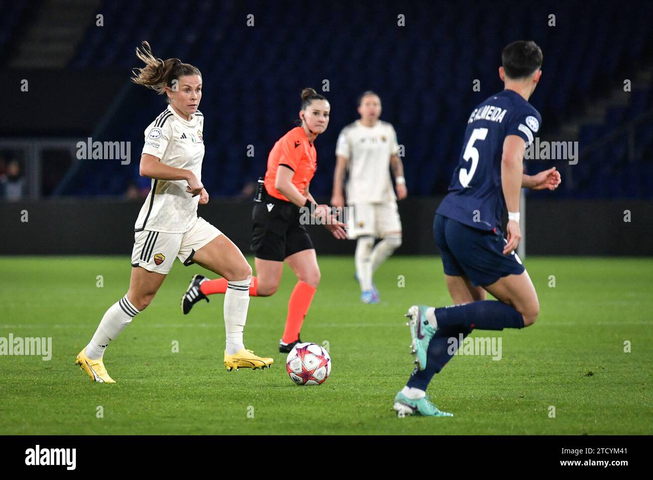 Emilie Haavi (C) se bat pour le ballon lors du match de football ...