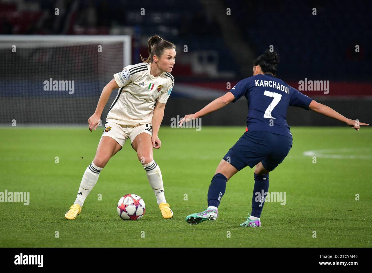 Emilie Haavi (L) se bat pour le ballon lors du match de football ...