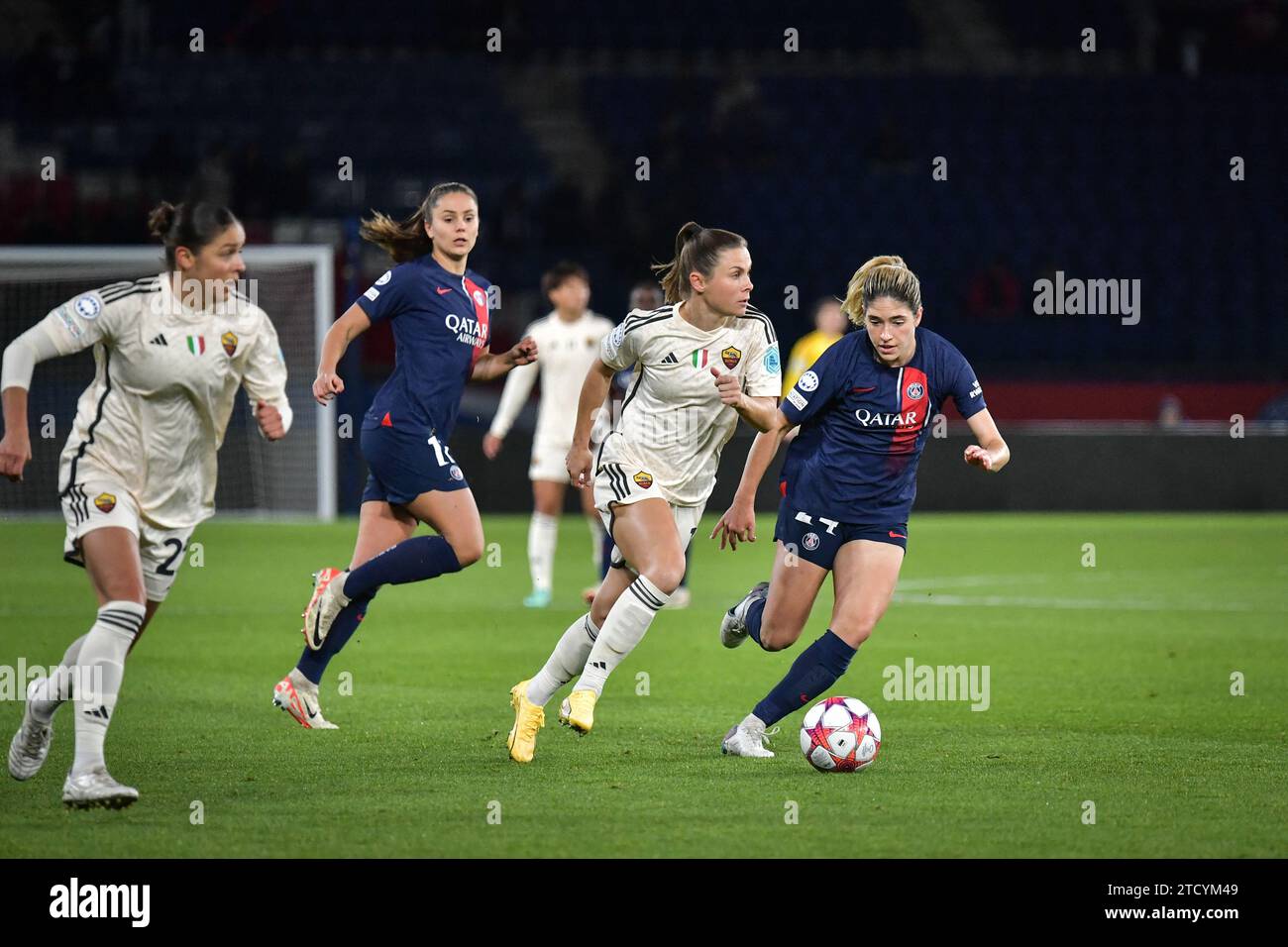 Emilie Haavi (C) se bat pour le ballon lors du match de football féminin de l'UEFA Champions ...