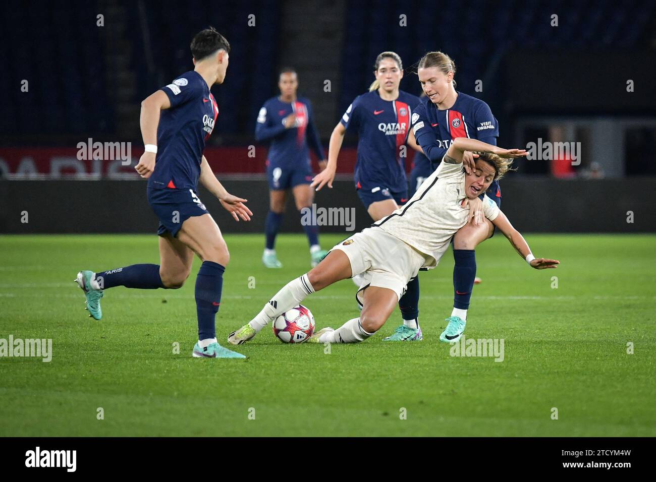 Valentina Giacinti (C) est affrontée lors du match de football féminin de l'UEFA Champions ...