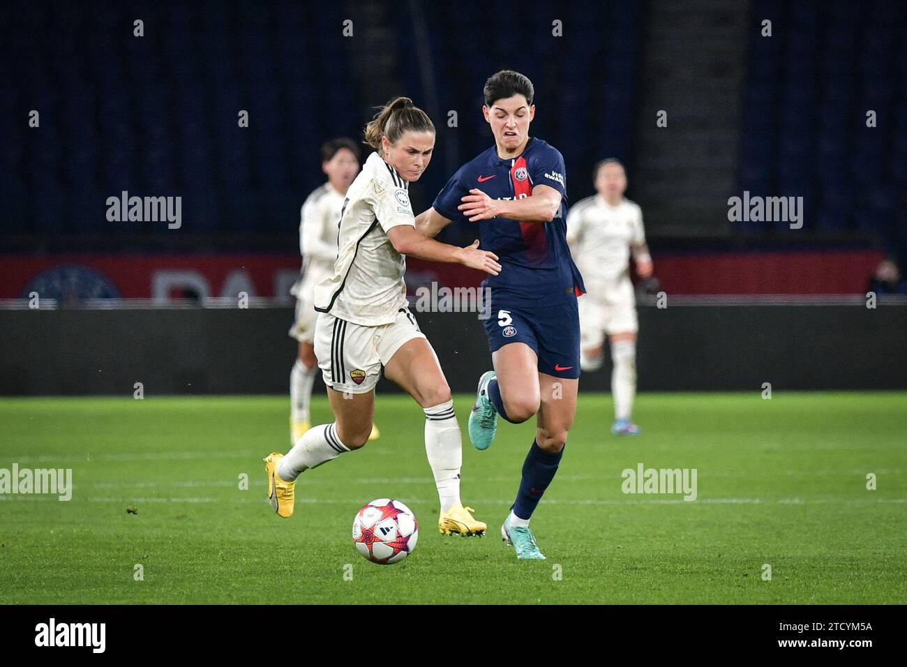 Emilie Haavi (L) se bat pour le ballon lors du match de football ...