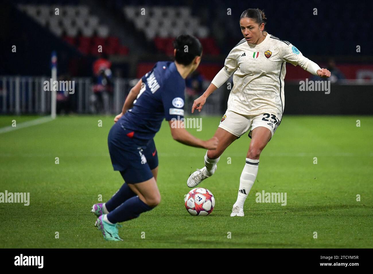 Laura Feiersinger (C), milieu de terrain de Roma, se bat pour le ballon ...