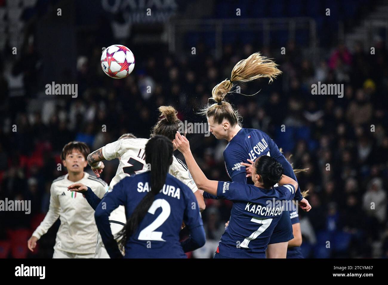Jade le Guilly (droite) du Paris Saint-Germain dirige le ballon lors du ...