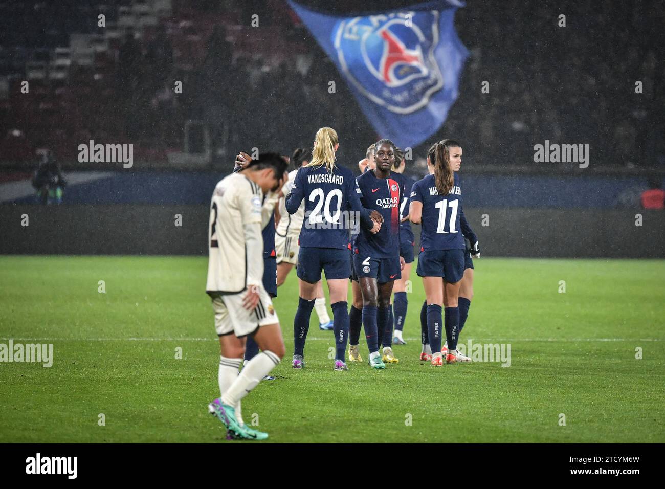 Les joueuses du Paris Saint-Germain célèbrent leur victoire EN TANT QUE Roma lors du match de ...