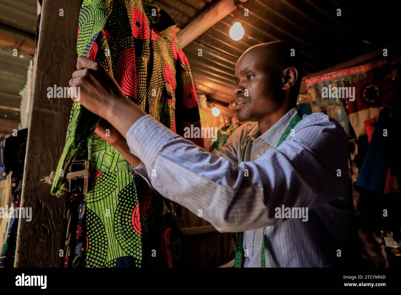 Richard Onyango, tailleur chez Afrowema vérifie un costume confectionné ...
