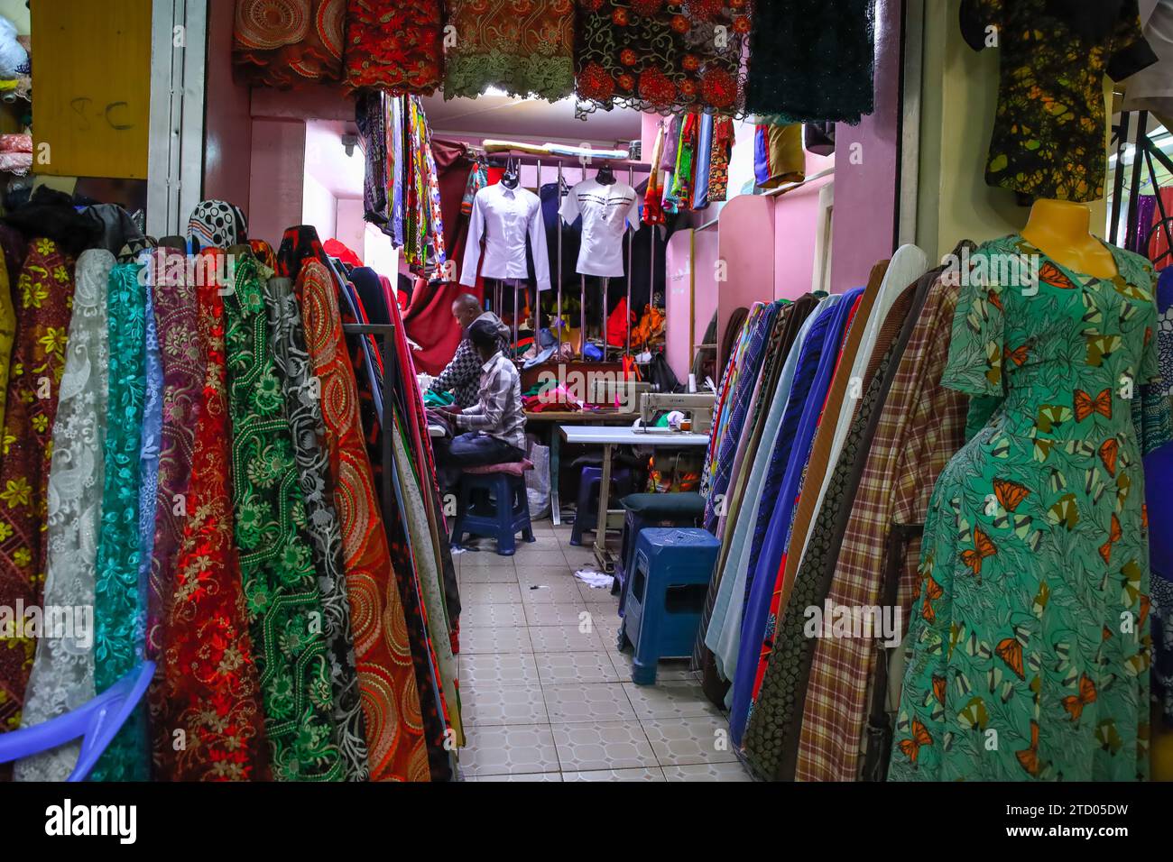 Les commerçants vendent leurs produits textiles dans leur magasin de ...