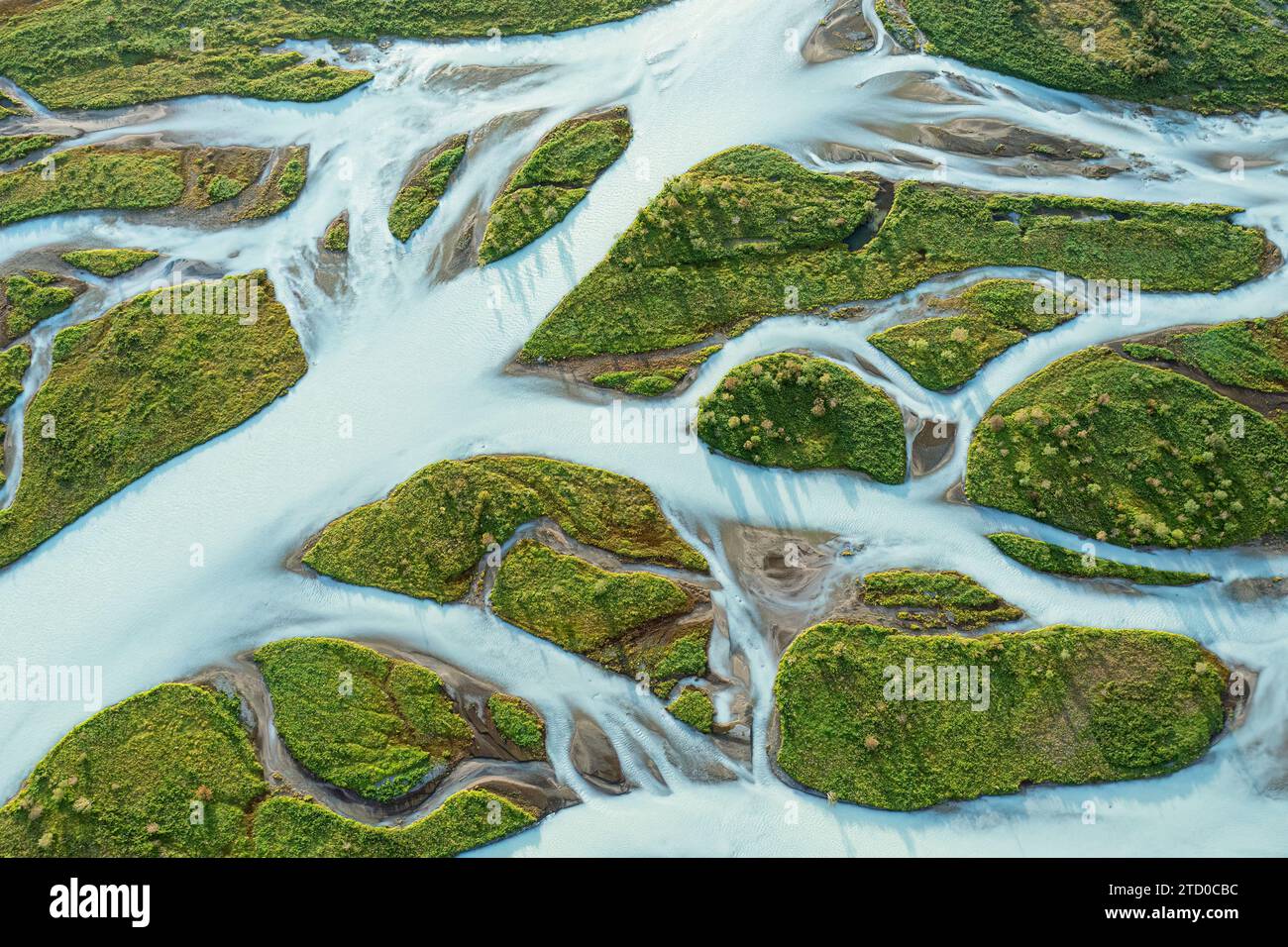 Une prise de vue aérienne capture les rivières sinueuses et le terrain ...