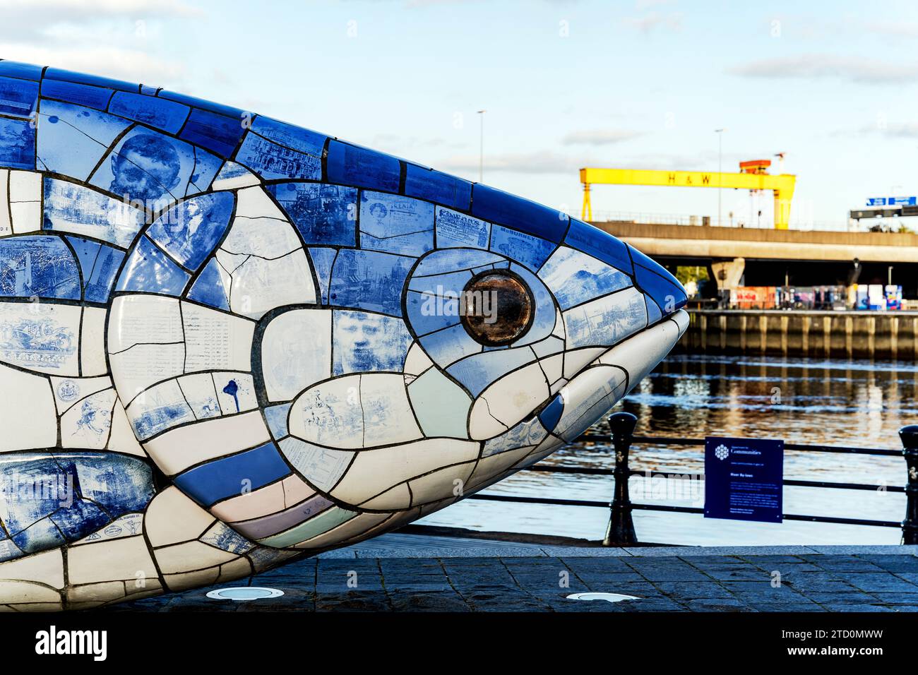 Sculpture Salmon of Knowledge ou Big Fish, avec deux portiques de ...