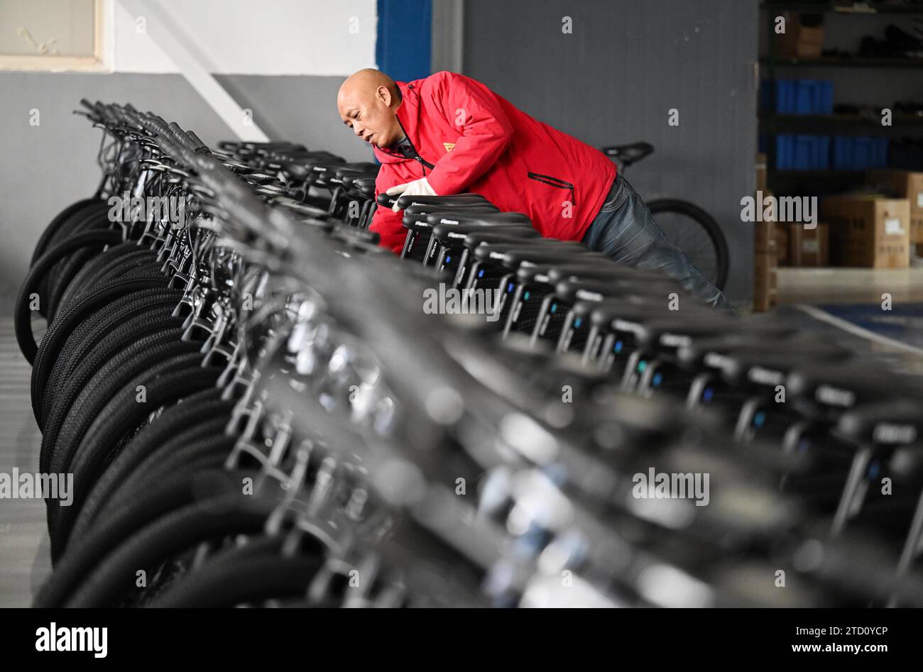 (231215) -- TIANJIN, 15 déc. 2023 (Xinhua) -- un ouvrier arrange des ...