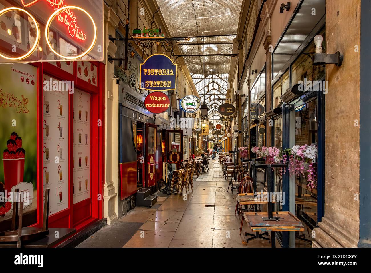 Situé dans le 2e arrondissement, le passage des Panoramas regorge de ...