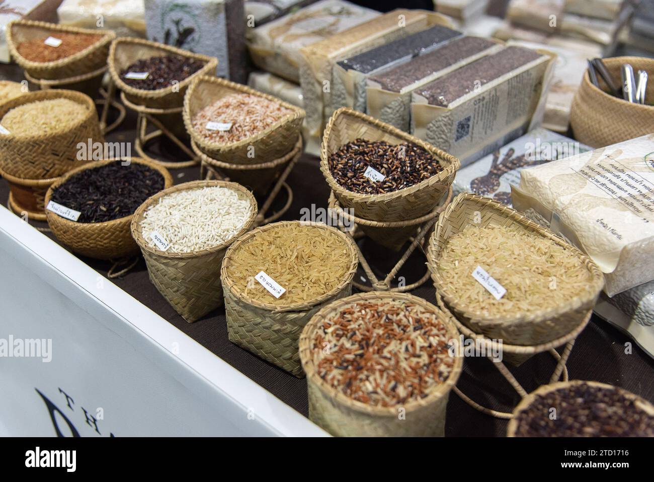 Différentes sortes de riz exposées pour la vente lors de la Thailand ...