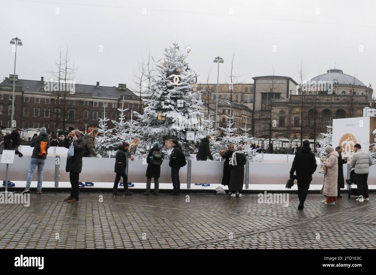 Copenhague, Danemark /15 décembre 2023/. Les gens apprécient chanel ...