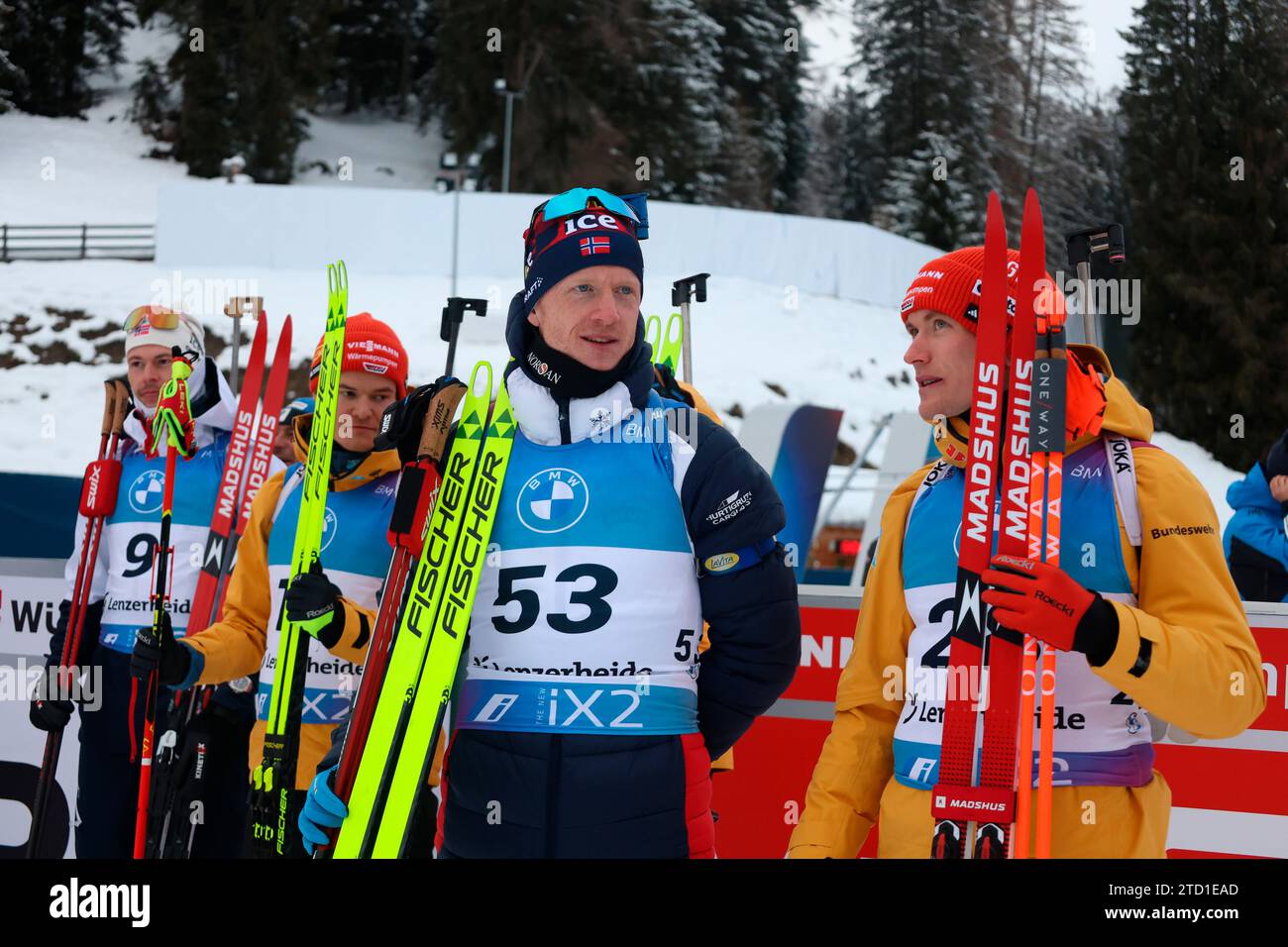 Zwei große Sportler der Biathlon-Szene warten auf die Siegerehrung, v.li. Johannes Thingnes BoE ...
