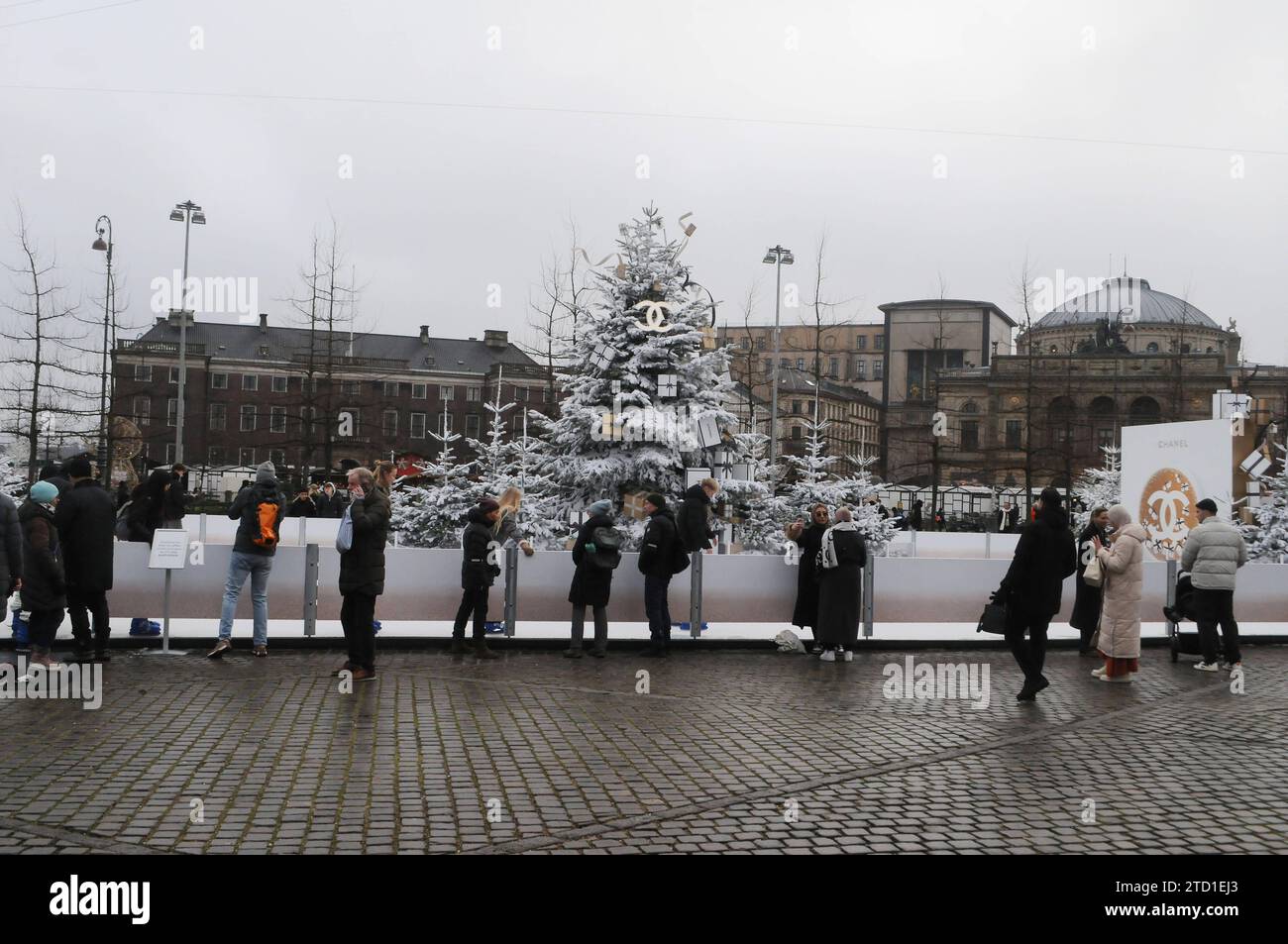 Copenhague, Danemark /15 décembre 2023/. Les gens apprécient chanel ...
