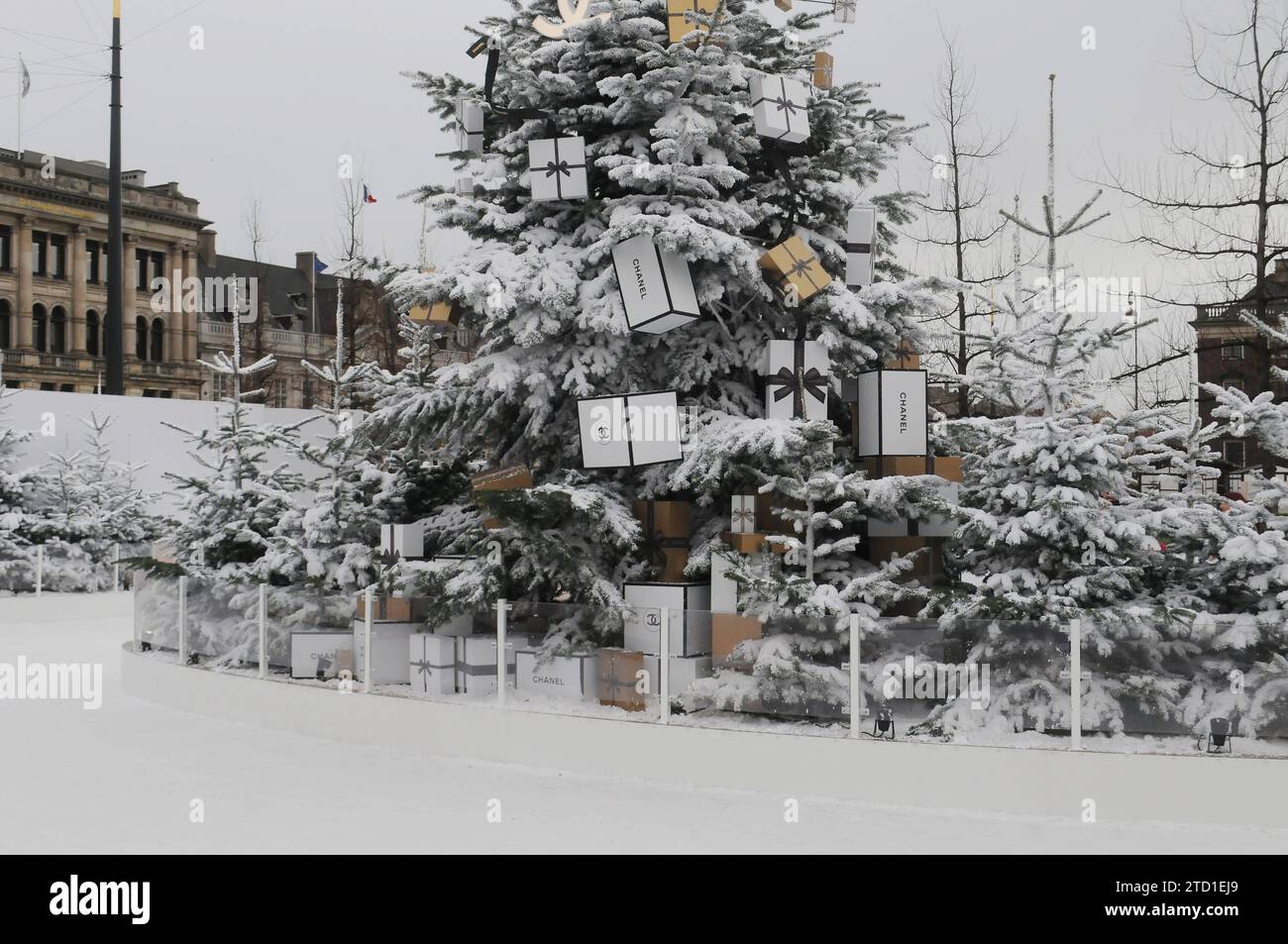 Copenhague, Danemark /15 décembre 2023/. Les gens apprécient chanel ...