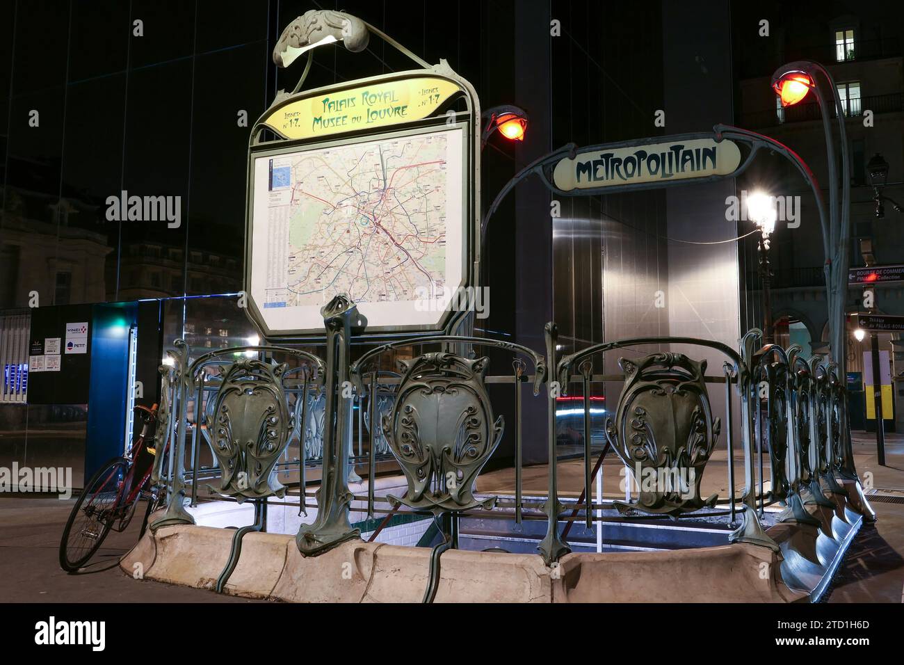 Paris, France. Décembre 10. 2023. Station de métro ratp parisienne ...