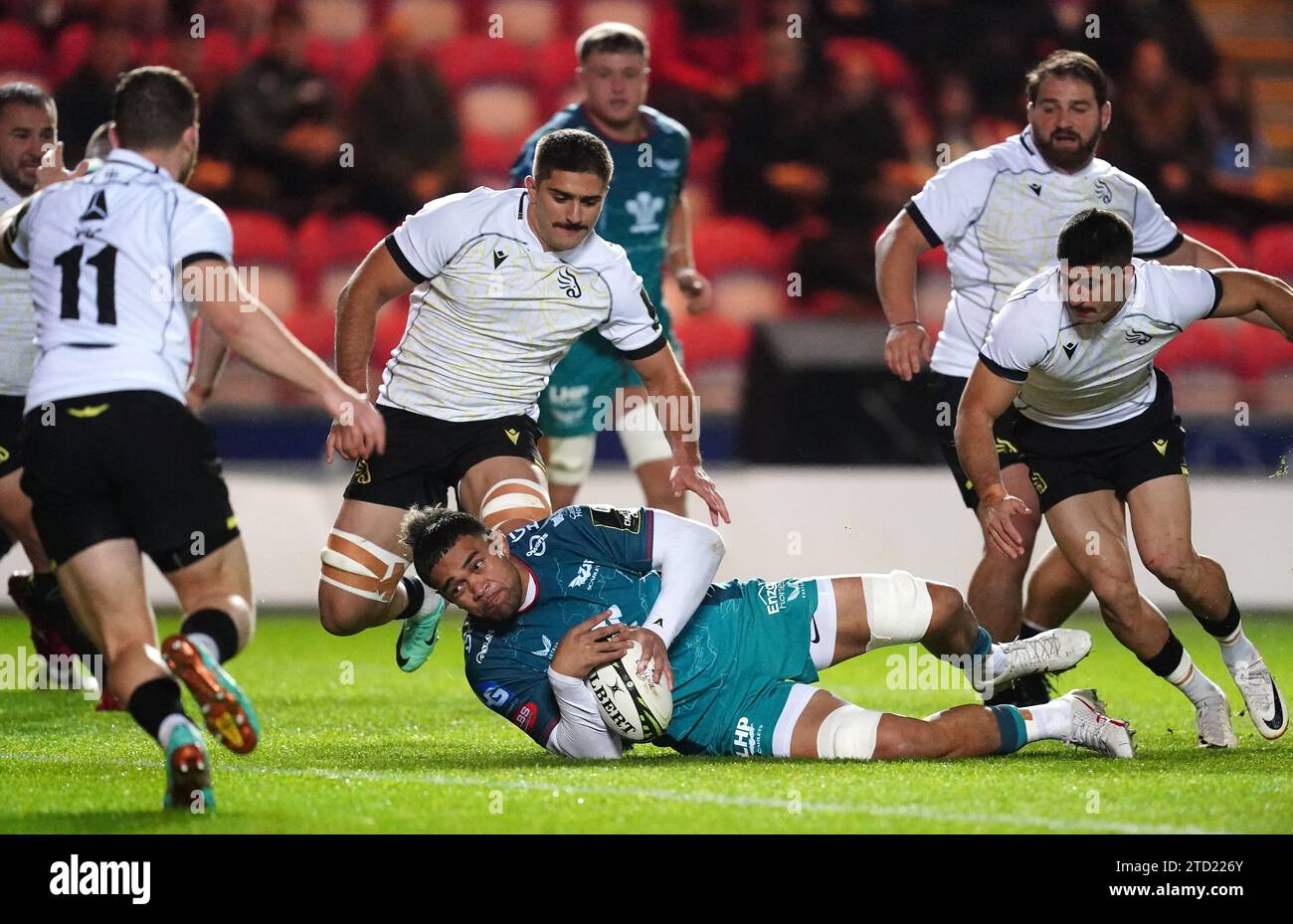 Vaea Fifita des Scarlets marque le premier essai de son équipe lors du ...