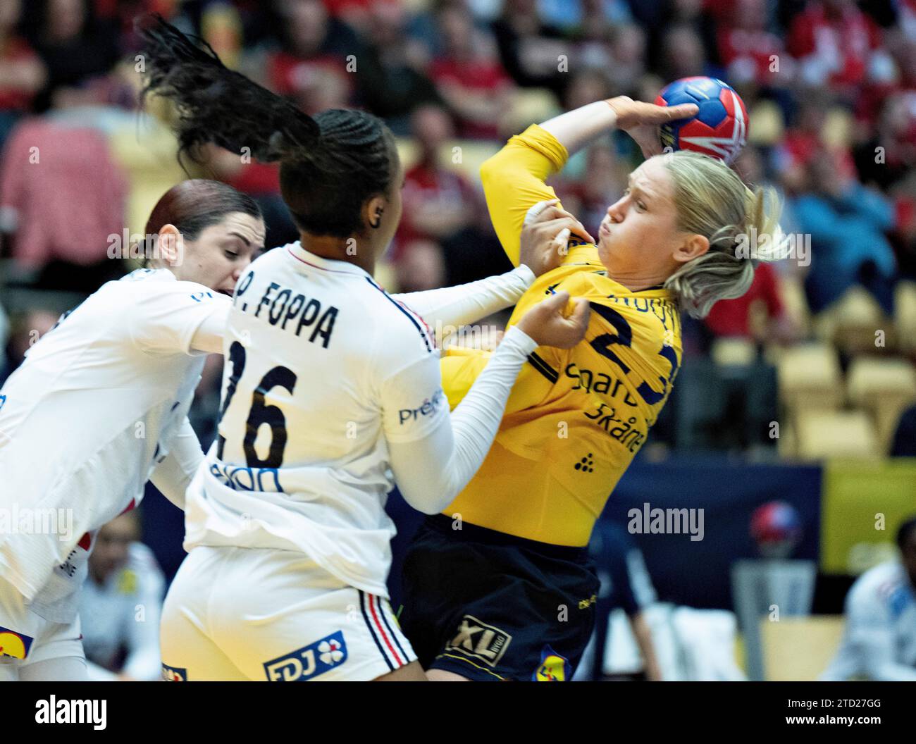 Emma Lindqvist de Suède (23) et Pauletta Foppa de France lors du match ...