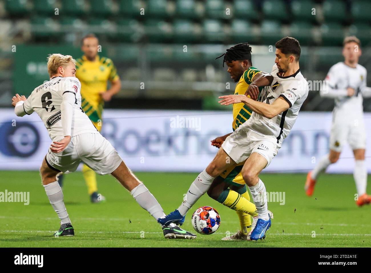 DEN HAAG, PAYS-BAS - DÉCEMBRE 15 : Joel Ideho d'ado Den Haag affronte Martin Koscelnic de NAC ...