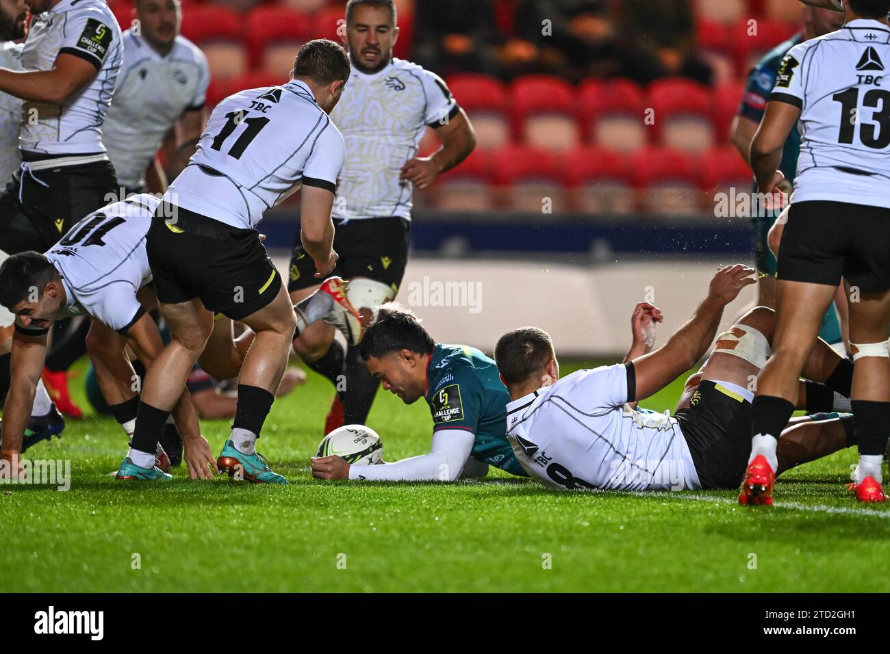 Vaea Fifita de Scarlets fait un essai lors du match de la European ...