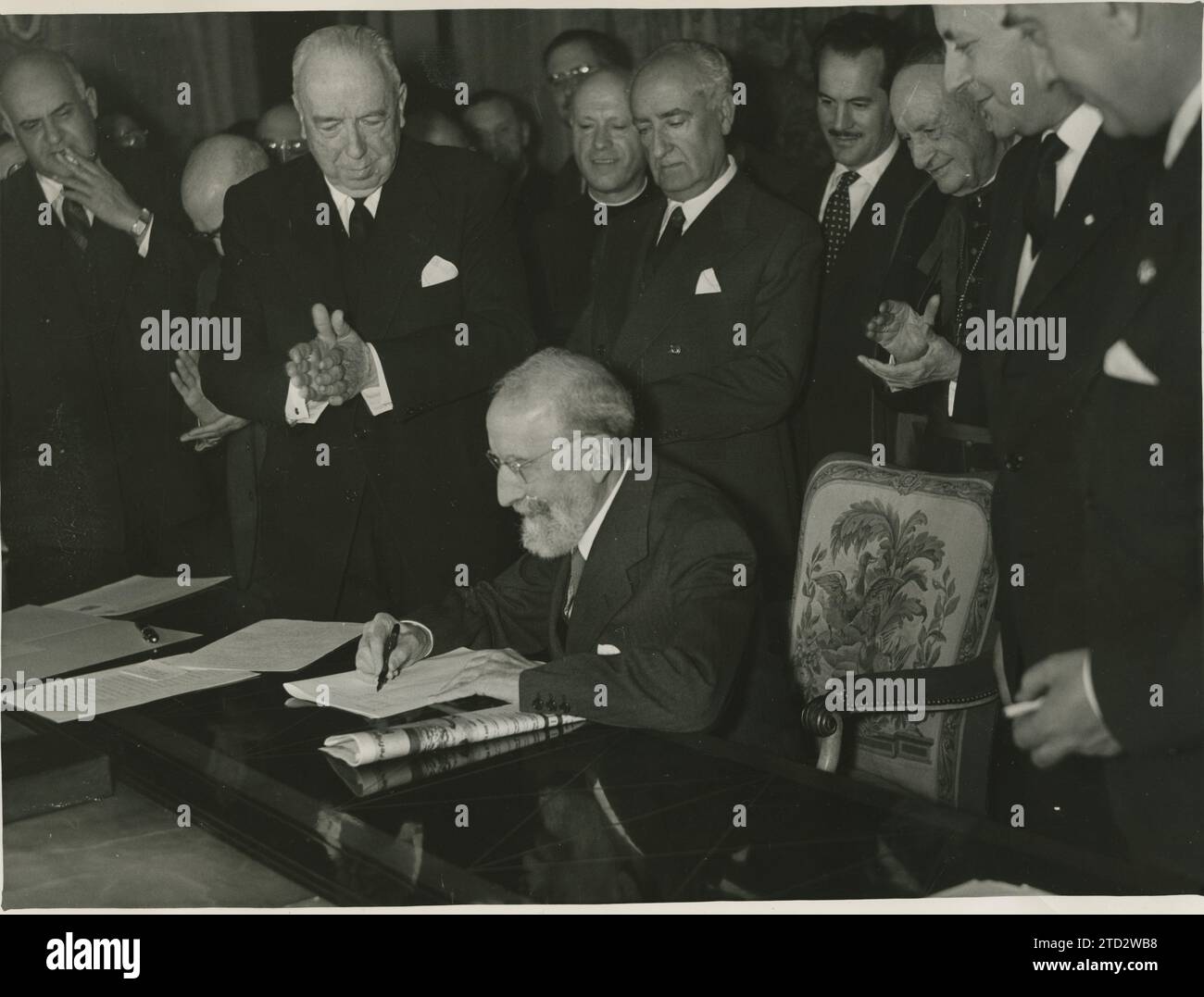 Madrid, 12/20/1960. Ramón Menéndez Pidal lors de la signature de l'acte ...