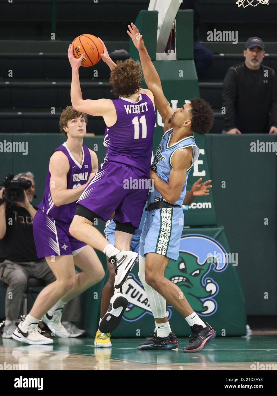 Carter Whitt (11 ans), garde des Paladins de Furman, tire un layup ...