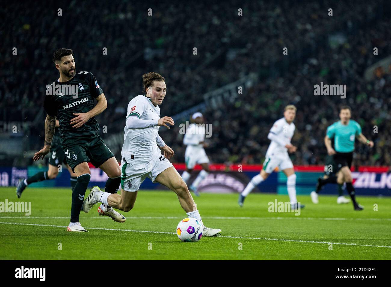 Zweikampf Anthony Jung (SV Werder Bremen, #3), Rocco Reitz (Borussia M?nchengladbach, #27) 1 ...
