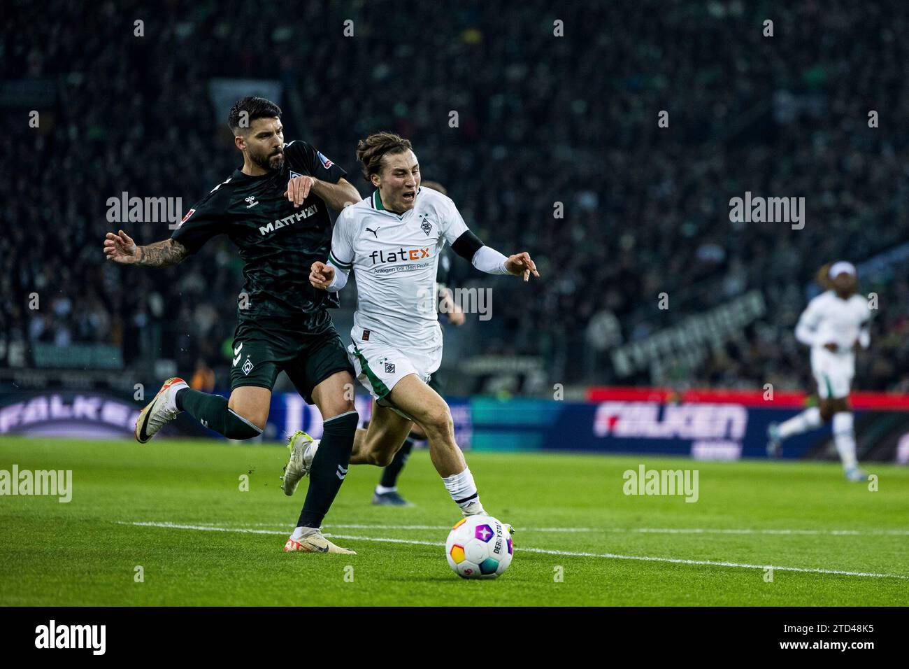 Zweikampf Anthony Jung (SV Werder Bremen, #3), Rocco Reitz (Borussia M?nchengladbach, #27) 1 ...