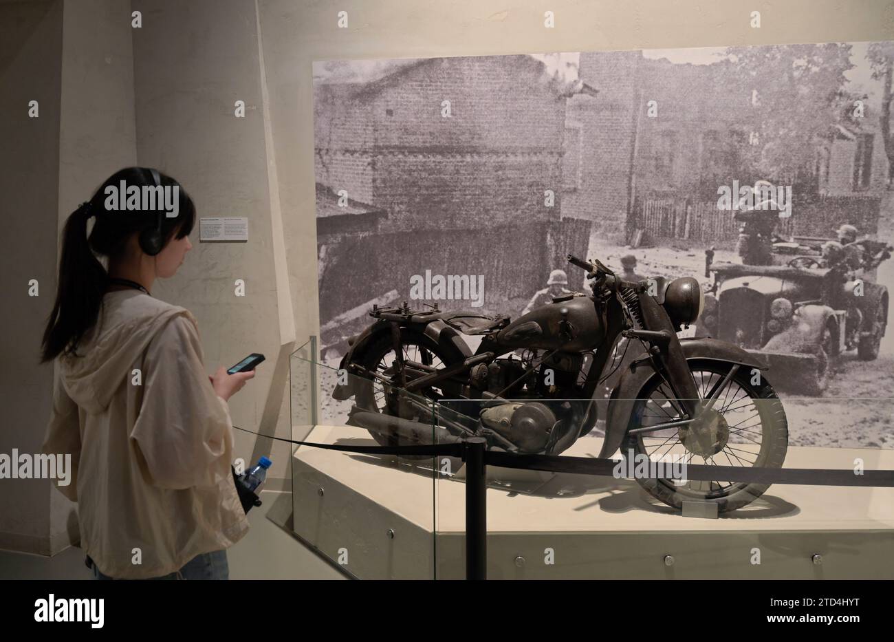 Besucherin, Motorrad deutscher Wehrmacht, Museum des Zweiten Weltkriegs ...